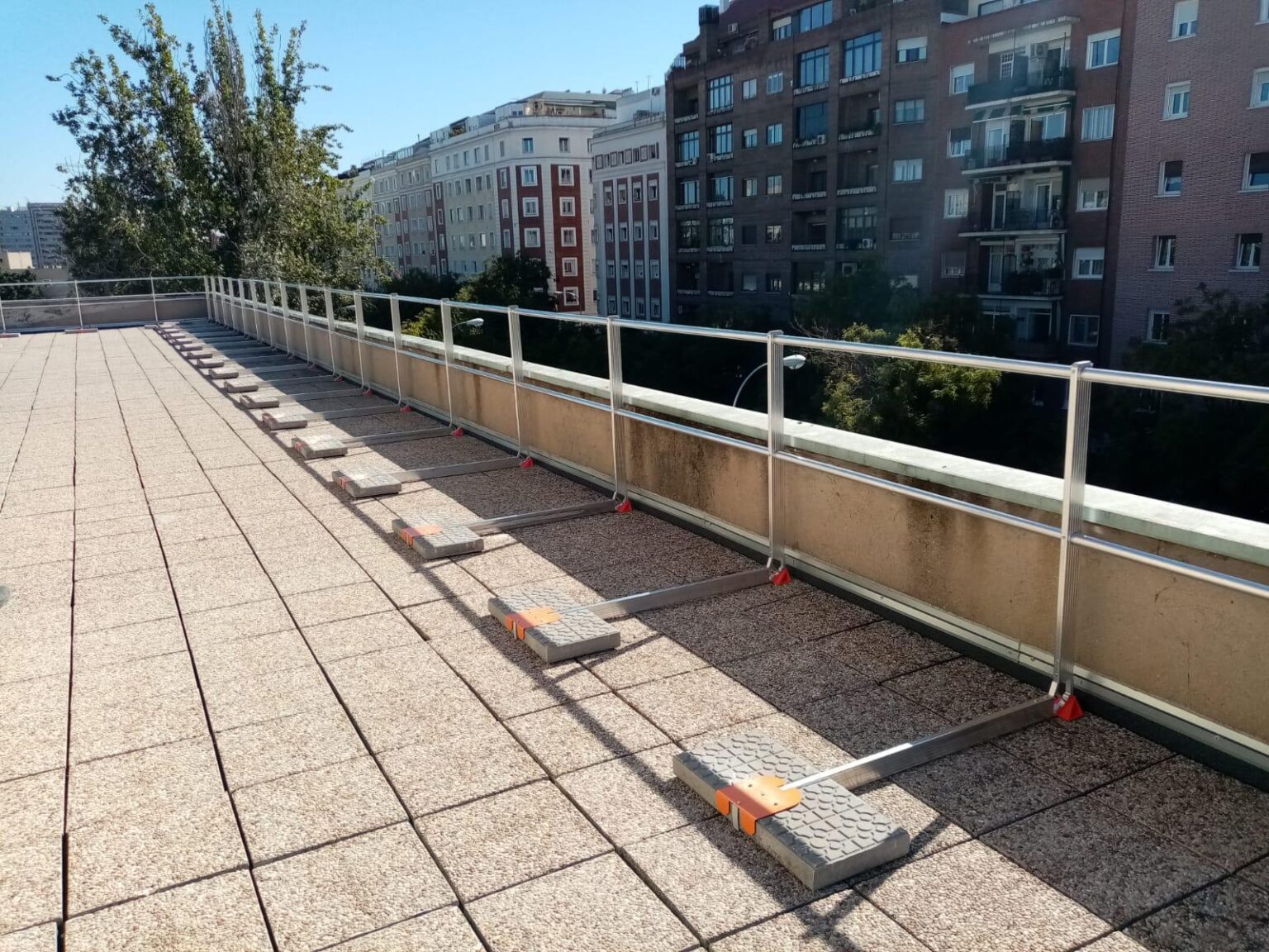 Barandillas autoportantes vs. fijas: pros y contras de cada opción - YPSOS